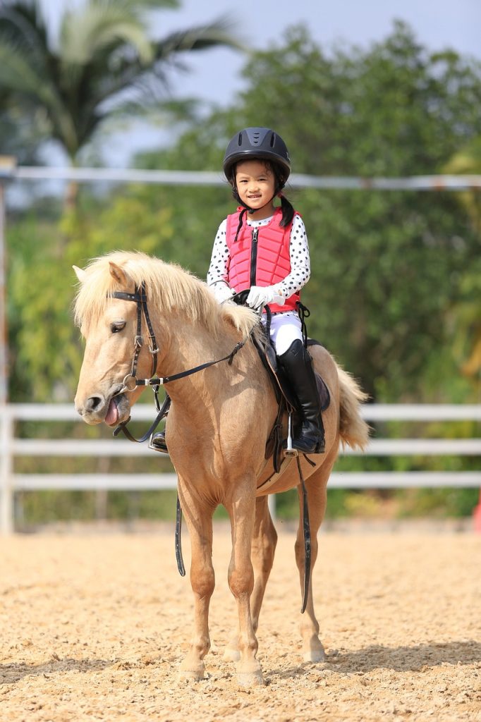 Les enfants adorent faire du poney
